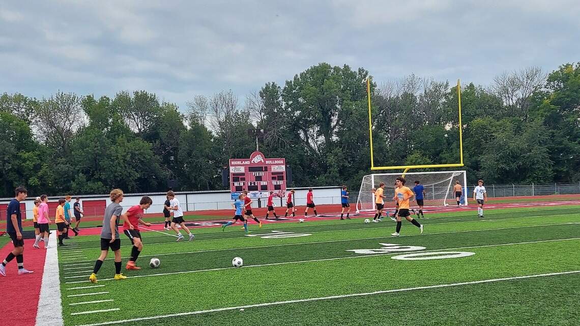 Highland Bulldogs IL boys soccer set for conference play | Belleville ...