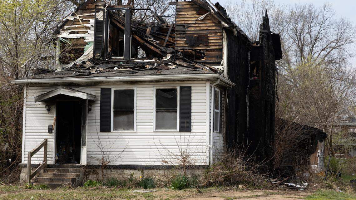 1 dead in East St. Louis IL house fire. 1 person escapes | Belleville ...
