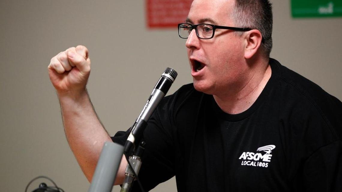 Illinois AFSCME workers rally against ruling, Governor Bruce Rauner ...